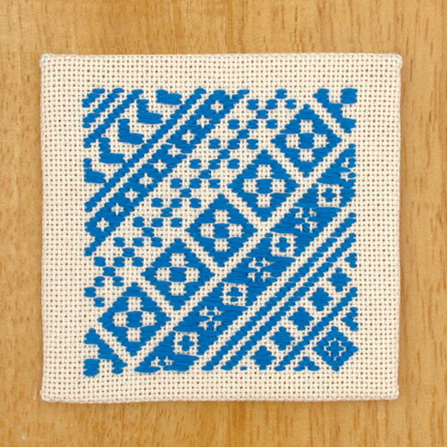 商品特徴 内容こぎん糸(綿100％)、No.1100布＜コングレス＞(綿100％)、こぎん針、図案付説明書 完成サイズ約縦10cm×横10cm 難易度初級者向けオリムパス　こぎん28　コースター（ベージュ） 北欧テイストあふれる鮮やかな色彩...