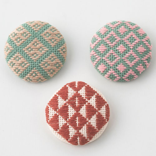 商品特徴 内容No.1100布＜コングレス＞(綿100％)、こぎん糸(綿100％)、くるみボタン（丸ブローチタイプ）、こぎん針、カラー図案付説明書 用意するもの縫い糸、縫い針、チャコペン、はさみ 完成サイズ各　約直径4.5cm 難易度初級者...