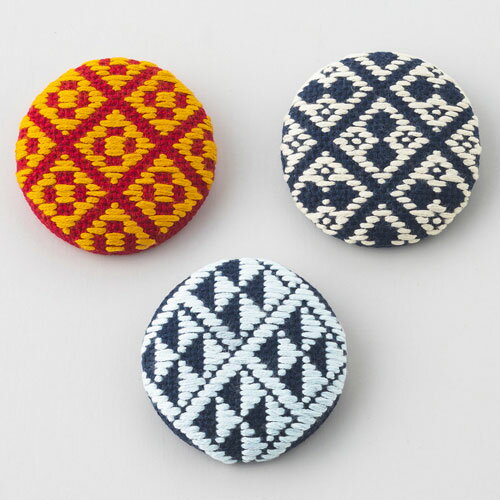 商品特徴 内容No.1100布＜コングレス＞(綿100％)、こぎん糸(綿100％)、くるみボタン（丸ブローチタイプ）、こぎん針、カラー図案付説明書 用意するもの縫い糸、縫い針、チャコペン、はさみ 完成サイズ各　約直径4.5cm 難易度初級者...