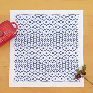 商品特徴 キット内容晒木綿 白（綿100％）、刺し子糸（綿100％）、刺し子針、作り方説明書 完成サイズ約縦34cm×横34cm 難易度初級者向けオリムパス　刺し子キット　一目刺しの花ふきん　星と三つ菱（白） 「一目刺し」とは、刺し子の技法...