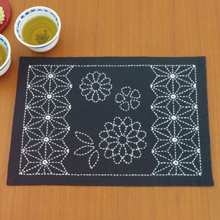 商品特徴 内容仕立て済布（紺）刺し子糸（細）白、刺し子針、指ぬき、作り方説明書 完成サイズ縦約24cm×横約34cm 難易度初級者向【日本の伝統刺繍】オリムパス　刺し子　ティーマット　古典菊と麻の葉 素朴な温もりと安らぎが宿り、人々の手から...