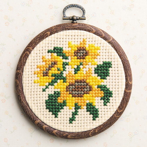 商品特徴 キット内容刺繍糸、No.3000布（ジャバクロス中目）、クロス針、おしゃれフープ、カラー図案付説明書 額内径約10.5cm 生地色ベージュ 難易度初級者向け 製作時間目安3〜4時間【刺しゅうキット】 オリムパス　クロスステッチ刺繍...