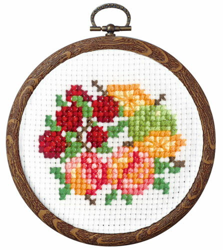 商品特徴 キット内容25番刺繍糸、No.3000布（ジャバクロス中目）、クロス針、おしゃれフープ、カラー図案付説明書 額内径約10.5cm 生地色オフホワイト 難易度初級者向け 製作時間目安3〜4時間【クロスステッチ刺しゅうキット】オリムパ...