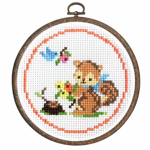 商品特徴キット内容刺繍糸、刺繍針、刺繍布、おしゃれフープ、図案付説明書 額内径 約15.5cm 生地色オフホワイト 製作時間約4〜5時間 難易度初級者向けオリムパス　刺しゅうキット　かんたんクロス・ステッチ　リスと木の実 森に住むかわいい動...
