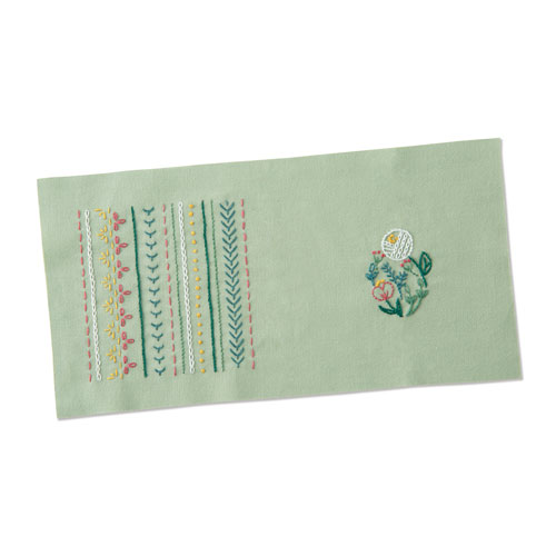 商品特徴キット内容25番刺しゅう糸(綿100％)、刺しゅう布（図案プリント済）、フランス刺しゅう針、カラー図案付き説明書 用意するものはさみ 布サイズ縦約13cm×横約26cm 製作目安時間約5時間※製作時間は目安です。 生産国日本 使用ス...