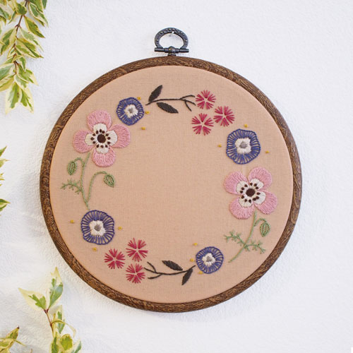 商品特徴 キット内容25番刺しゅう糸、GARDENPARTYコットンクロス（図案プリント済）、フランス刺しゅう針、カラー図案付説明書、おしゃれフープP-111木目 出来上がりサイズ額内径：約15.5cm 難易度初級～中級者向 製作目安時間約...