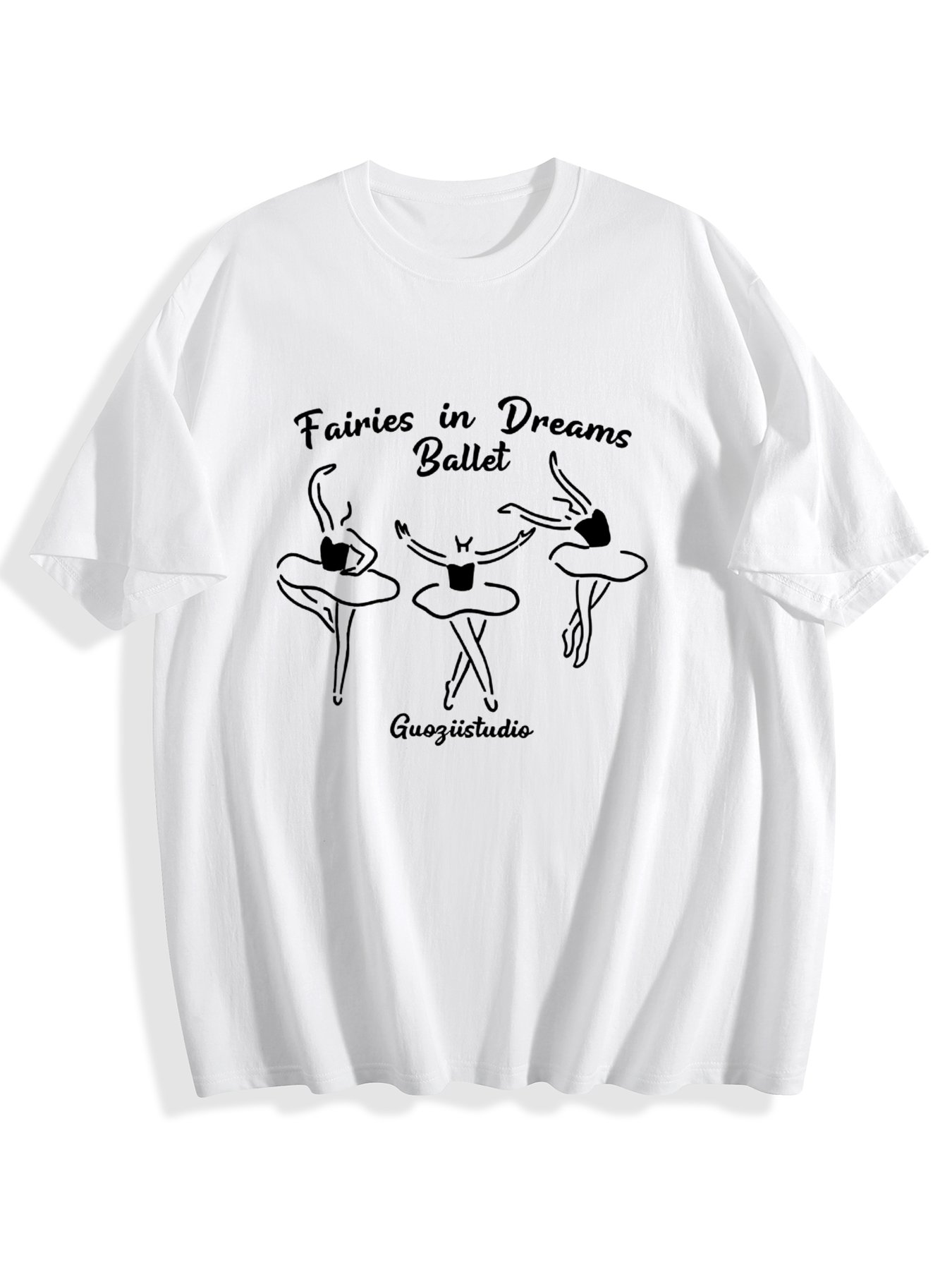 ▼商品概要 バレエの優雅さを身に纏う「Fairies in Dreams」デザインTシャツです。3人のバレエダンサーをラインアートで表現し、夢のように優雅な雰囲気をまとった、バレエファンに人気の一枚です。 ▼デザイン特徴 ・「Fairies...