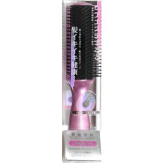 【商品詳細】・ヘアエステのためにブラシの毛の部分に遠赤外線を放射する天然ミネラル鉱石を配合した健康で美しい髪を育てるブラシです。・頭皮のマッサージ効果抜群。シャンプーブラシとしても使えるタイプです。 ブラッシング時に補給した水分も吸収するの...