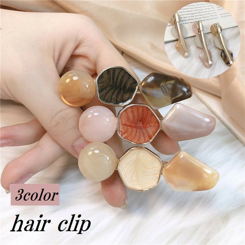 3つ並んだストーンのデザインがとっても可愛い♪ レディース用ヘアアクセサリーのヘアクリップです。 自分用はもちろん、プレゼントにもオススメです◎ 【サイズについて】 画像をご参照ください。 【カラーについて】 生産ロットにより柄の出方や色の...
