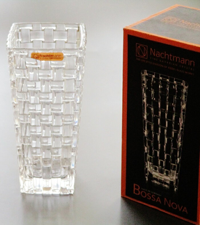 【材質：】クリスタルガラス（電子レンジ不可、オーブン不可、食洗機可、フリーザー可、直火不可、IH不可） 【サイズ：】横9.5センチ　縦9.5センチ　高さ20センチ 【生産国】ドイツ　シリーズ：Bossa nova（ボサノバ） 【化粧箱：】ナ...