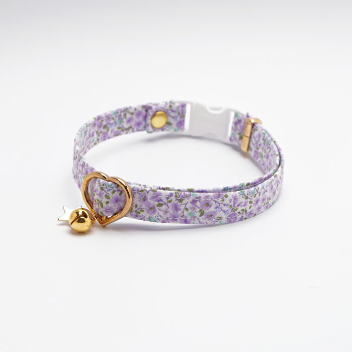 パステルカラーの小花柄の首輪です。 紫系の小花をベースに、水色系のお花が差し色で入っています。 シンプルですが、定番で使いやすく、可愛い花柄です。 【素材】 ■首輪ベルト部分：コットン100% ■美錠・サルカン・カシメ：金具（メッキカラー：...