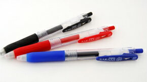 ジェルインクという、乾くと耐水性に優れた水性顔料インクなので、濃くはっきりとした発色で、なめらかな書き心地です。可動式バインダークリップの採用により、厚みのあるものにもはさむことができます。 替芯…0.4ミリ　JF-0.4(黒・青・赤・ブル...