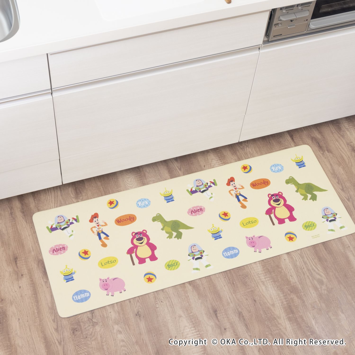 商品説明 ●お手入れが簡単な拭いてお手入れできるマットにディズニーキャラクターデザインが登場。 ●敷くだけでハッピーな空間が広がります。 ●水や汚れを弾くので、水滴が落ちやすいキッチンでもササッと拭くだけ。 ●洗濯の必要がありません。 ●弾...