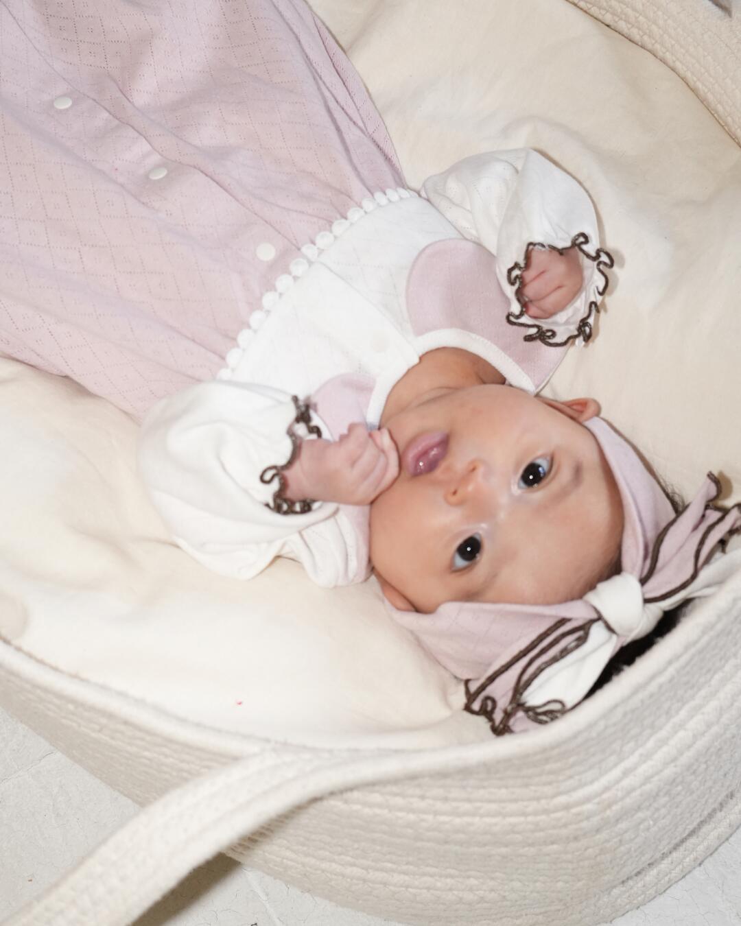 -DESCRIPTION- バイカラーの結びりぼんが可愛い、女の子のためのヘアバンド 肌触りのよいアイレットフライスは、フィット感がよく 伸縮性や通気性に優れています。柔らかな風合いが特徴です。 編地に柄があるのもこだわりポイントです。 ふ...