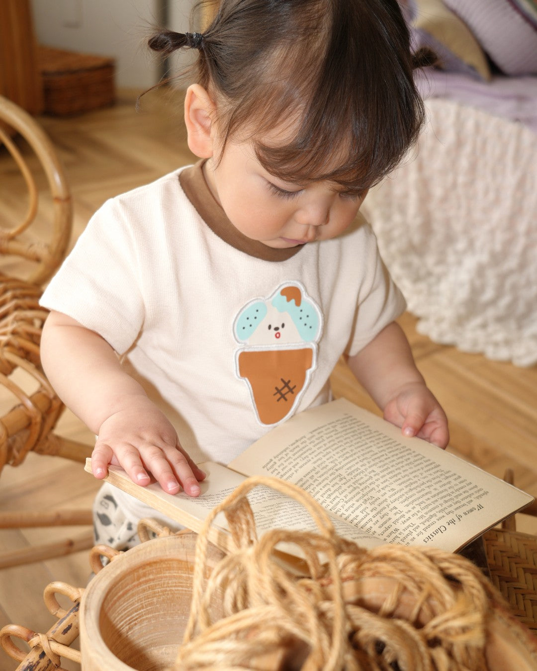 -DESCRIPTION- ひと目でキュートなチョコミントアイスの わんわんワッペンが付いたTシャツです。 表面感のある生地は、フィット感がよく ほどよいもっちり感が特徴。 洗濯してもヨレにくく、柔らかな風合いが特徴です◎ 左肩に開きがある...