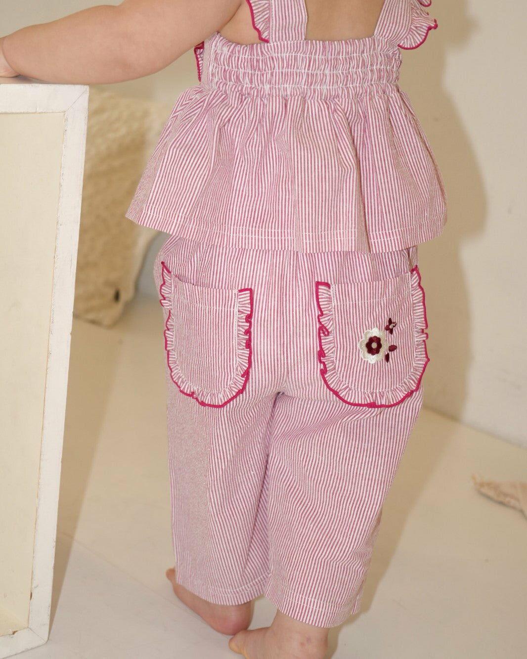 -DESCRIPTION- 7分丈のワイドパンツ 後のポケットの周りはフリルつき。 後右ポケットにはレトロなお花の刺繍入り 夏にぴったりなストライプのパンツです 綿100%のストライプの生地を使用しています。 MATERIAL 本体　綿10...