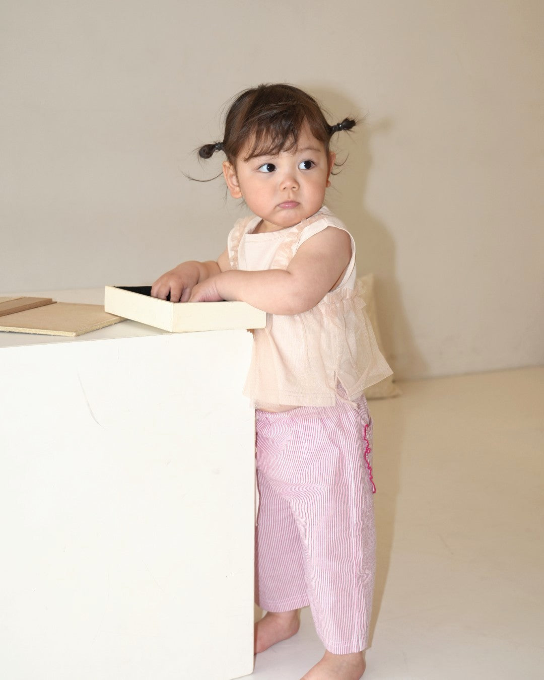 -DESCRIPTION- シアーなチュールがおしゃれなトップスです。 チュールのフリル付きで女の子らしいデザインです。 普段使いもしやすいよう、Tシャツ部分は着心地のよい カットソーを使用しています。 MATERIAL 本体　綿65%　ポ...