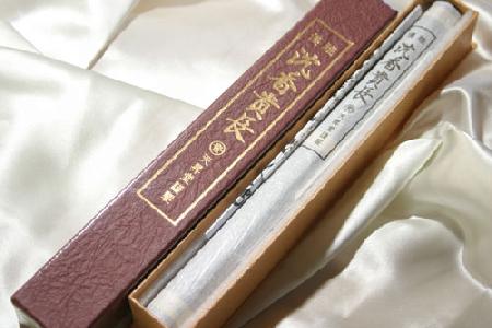 香木として貴重な沈香が多量に配合されています。沈香の辛い香りが特徴的です。香木として貴重な沈香が多量に配合されています。沈香の辛い香りが特徴的です。沈香の香りがメインに出てきます。お寺様に人気の玄人受けする商品です。香の老舗「天昇堂」の自信...