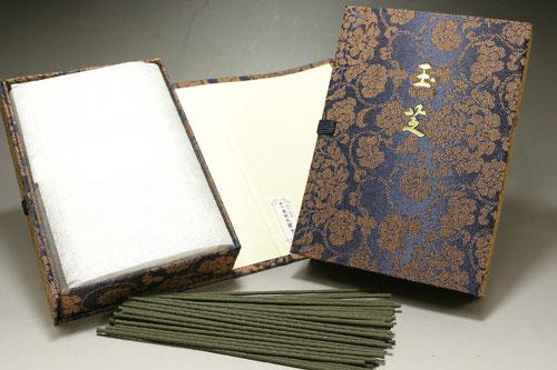 三方を緑濃い丘陵に囲まれ、南に相模灘を擁す鎌倉は 長い歴史と豊かな自然の中で独特の趣を育んでまいりました。 四季おりおりの美しい景観にふれる時、人の心に厚いご供養の気持ちが生まれます。 玉芝は古都のやすらぎ、平静さを薫らせる高級お線香です。...