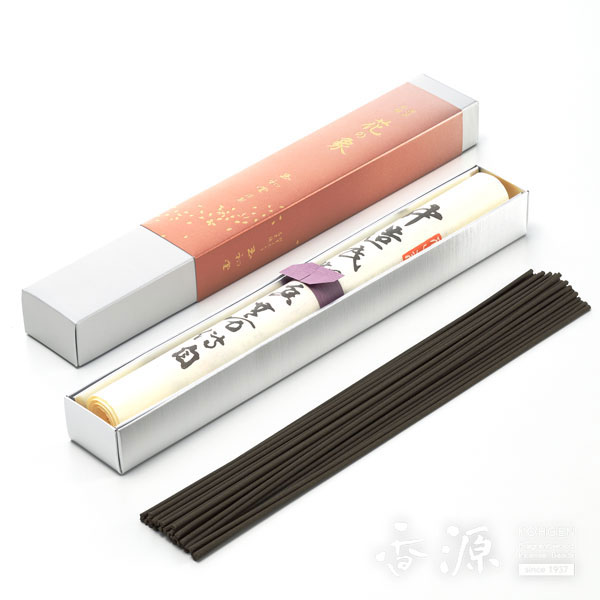 玉初堂の高級線香「香りの象」シリーズ【花の象】は、インド産の高品質な白檀を主体としたお線香です。 清涼感のある白檀に龍脳の清々しさが配合され、更に沈香の濃厚な薫りも加えられています。 これにより、白檀系の清らかで軽快な香りと、沈香の重厚で落...