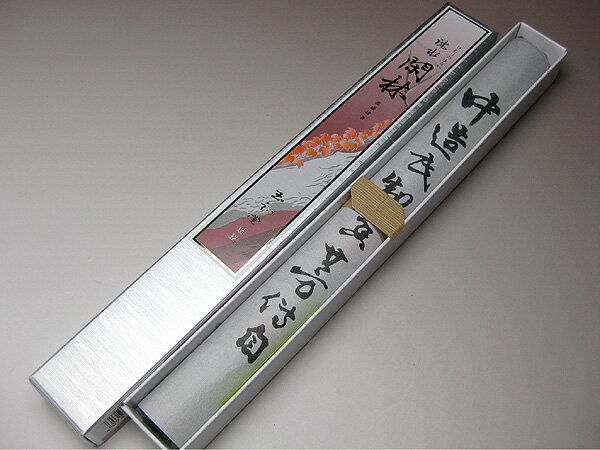 閑林の名前は、平安時代の高僧が著した有名な漢詩に由来しています。「閑林独座草堂暁　三宝之声聞一鳥　一鳥有声有心　声心雲水倶了了」　静かな林の中でコノハズクの鳴く声を聞いた・・・「沈水閑林」は東南アジア産の沈香とベトナム産の桂皮に、インド産の...
