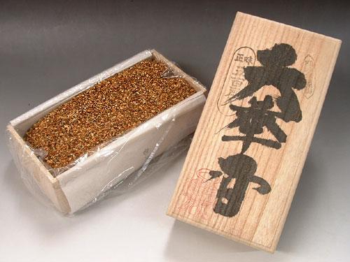 沈香2種類、古典的原料10種類。白檀の量が多く、沈香と混ざり合った、甘く、清涼感のある香りです。形状　：焼香メーカー　：長川仁三郎商店対象　：・・・・・香り系統　：古典的な香りパッケージ　：桐箱本数・個数　：・・・・・重さ(g)　：500g...