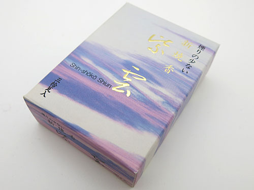白檀をベースの漢方薬調合の香りです。 煙の少ない焼香でありながら、ほのかな白檀系の香りの本格的な御焼香です。 また、龍脳が抑えてあることで、香りが薄くなっており、焼香の香りが強く感じられる方は、一度お試し頂きたい品です。 形状 : 焼香(微...