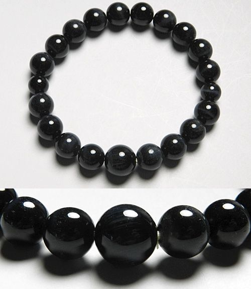 派手さはなくとも人とは差をつけたい…。そんな人にピッタリなのが、色の濃い紺色の虎目石を使った腕輪です。虎目石は、さまざまな角度から集めた光を石の繊維に沿って放つことで模様を表します。石の模様が浮いている様に見えたり、光沢の反射が筋のように見...