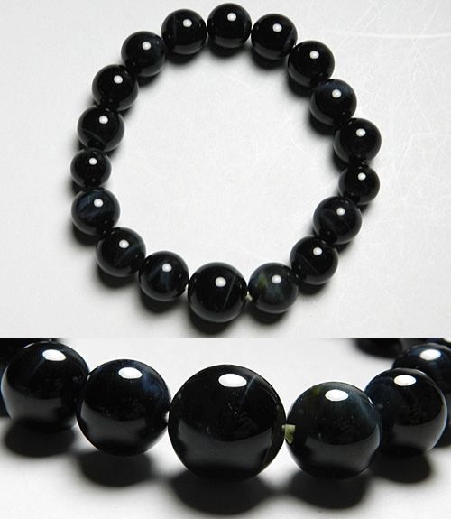 派手さはなくとも人とは差をつけたい…。そんな人にピッタリなのが、色の濃い紺色の虎目石を使った腕輪です。虎目石は、さまざまな角度から集めた光を石の繊維に沿って放つことで模様を表します。石の模様が浮いている様に見えたり、光沢の反射が筋のように見...