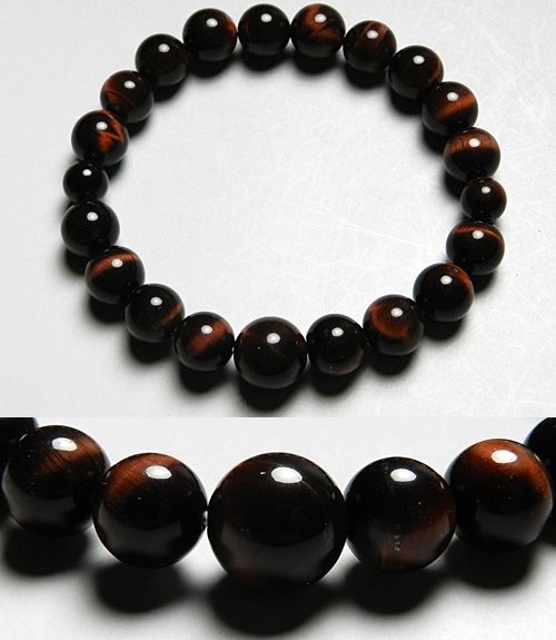 派手さはなくとも人とは差をつけたい…。色の濃い赤色の虎目石を使った腕輪をご紹介致します。ちょっと珍しい赤色の虎目石を使ったこちらの腕輪は、玉に黒い波模様があり、その模様は光によって常に変化します。この現象は、さまざまな角度から集めた光を石の...