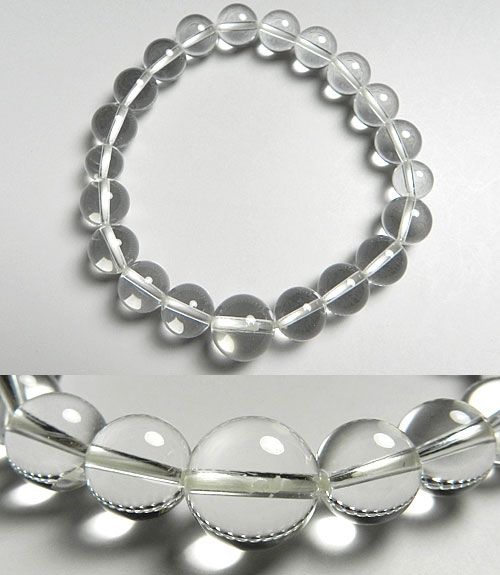 水晶は数千年から数万年かけて生成される貴重な石で、長い年月を経て透明になると云われています。その澄み切った雰囲気から、魔よけやお守りとしても使われています。無色透明の色合いは、どんな服装にもマッチすることから、高い人気を得ています。抜群の透...