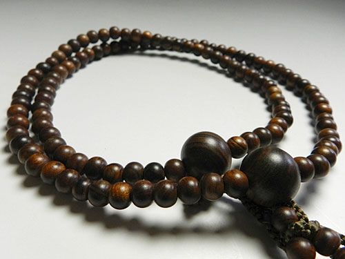 栴檀を用いたお数珠をご紹介します。木の温かみが感じられる優しい手触りがポイントです。栴檀などの樹木を使った数珠は長く使えば使うほど色味に深みの出る品になりますので、ずっと使って変化を楽しみたいという方にはおすすめしたい逸品です。落ち着いた色...