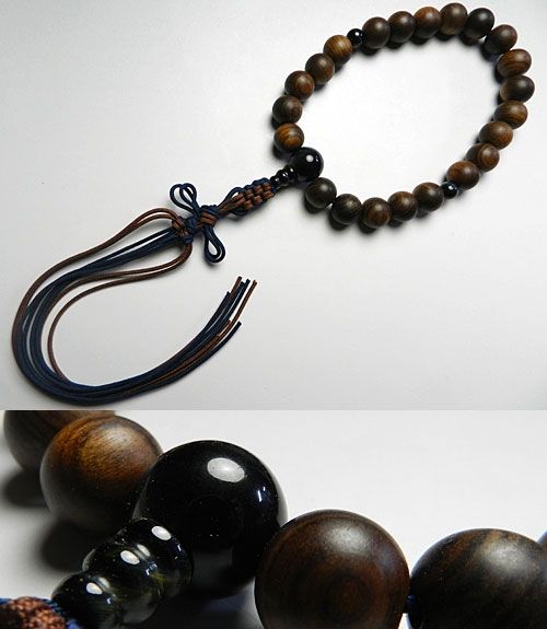 浄土真宗では、こちらのような一重の片手念珠をおすすめするお坊さんが多いです。そのため、檀家さんの中では片手念珠で紐房の数珠をお使いいただいている方が多く見られます。正式の浄土真宗用の数珠ももちろんお使いいただけるのですが、お寺さんに聞いて、...