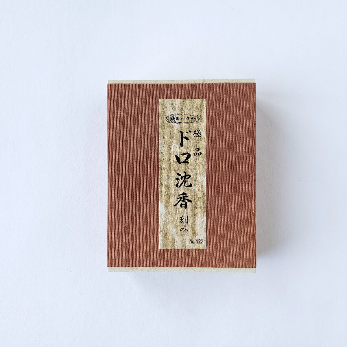 極品　ドロ沈香　刻み　15g　化粧箱入 刻み状の香木 「沈水香木」は東南アジアの一地域でのみ産出される貴重な香木です。沈丁花科アキラリア属の樹木の中に、何らかの要因で樹脂を沈着させるものがあります。その樹脂の沈着成分が腐らずに残り、香木とな...