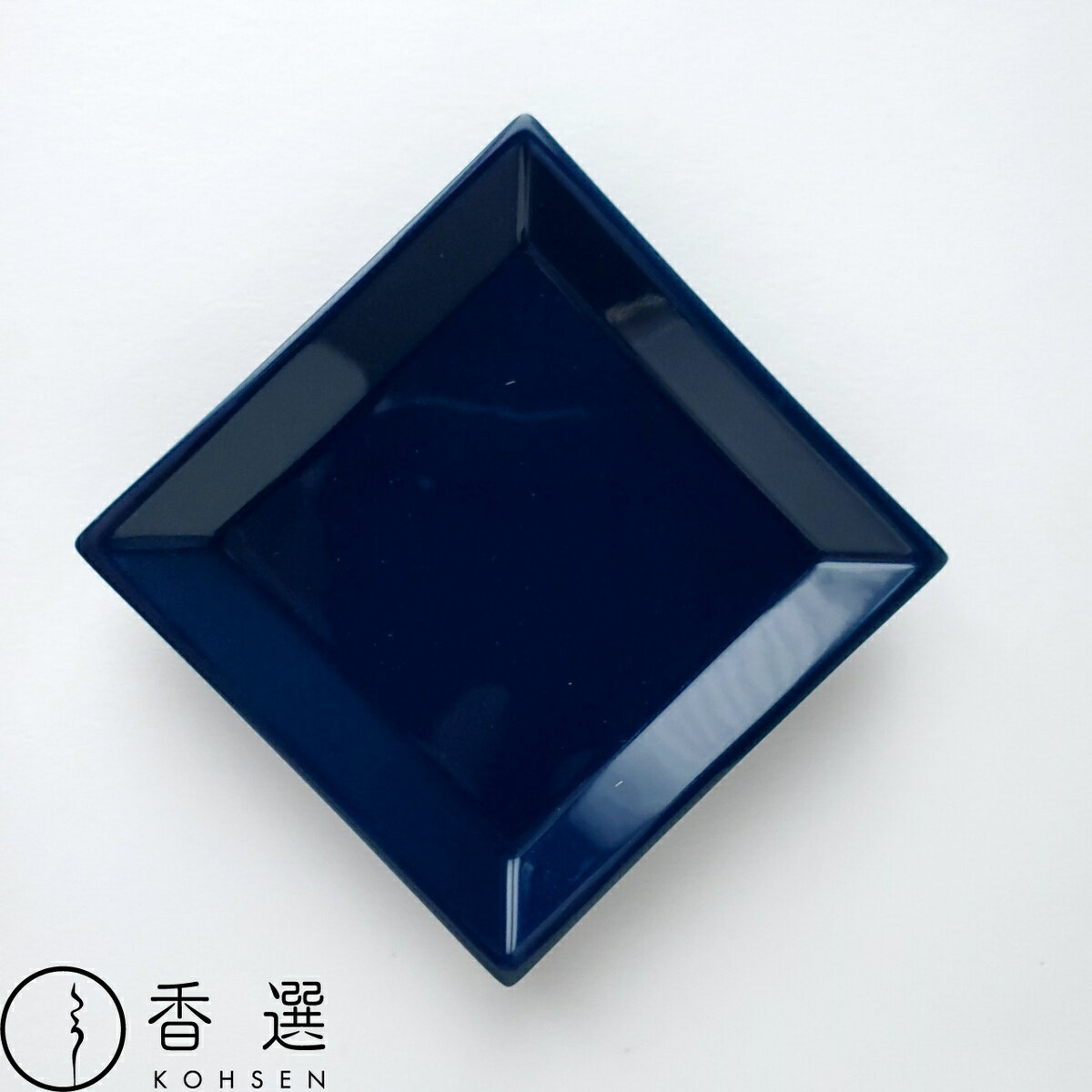 松栄堂の香皿、有田焼。 日常の暮らしの中で使いやすい形の香皿です。四季の香立や季節の文様香立と合わせてお楽しみください。お好みの香立てとのセット使いもおすすめです。 光沢のあるシンプルなデザインの香皿です。松栄堂の裏印入りです。 有田焼です...