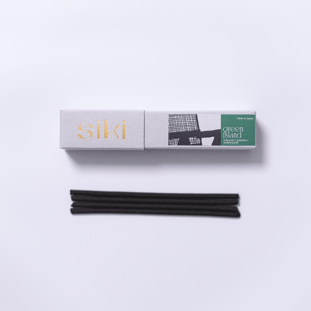 siki お香 fragrance incense -green island- 15sticks スティック型 日本製 メール便 送料無料 香水の薫りがするお香 密やかに咲く白い花々が、緑に囲まれた島で静かに香る。フローラルな甘さにウッデ...