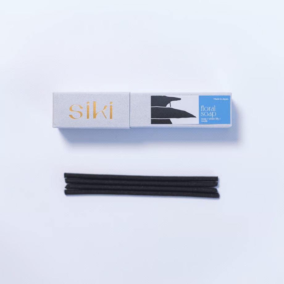 siki お香 fragrance incense -floral soap- 15sticks スティック型 日本製 メール便 送料無料 香水の薫りがするお香 ラグジュアリーホテルの爽やかで清潔感溢れる薫りを再現。 朝の光に包まれた白いシ...