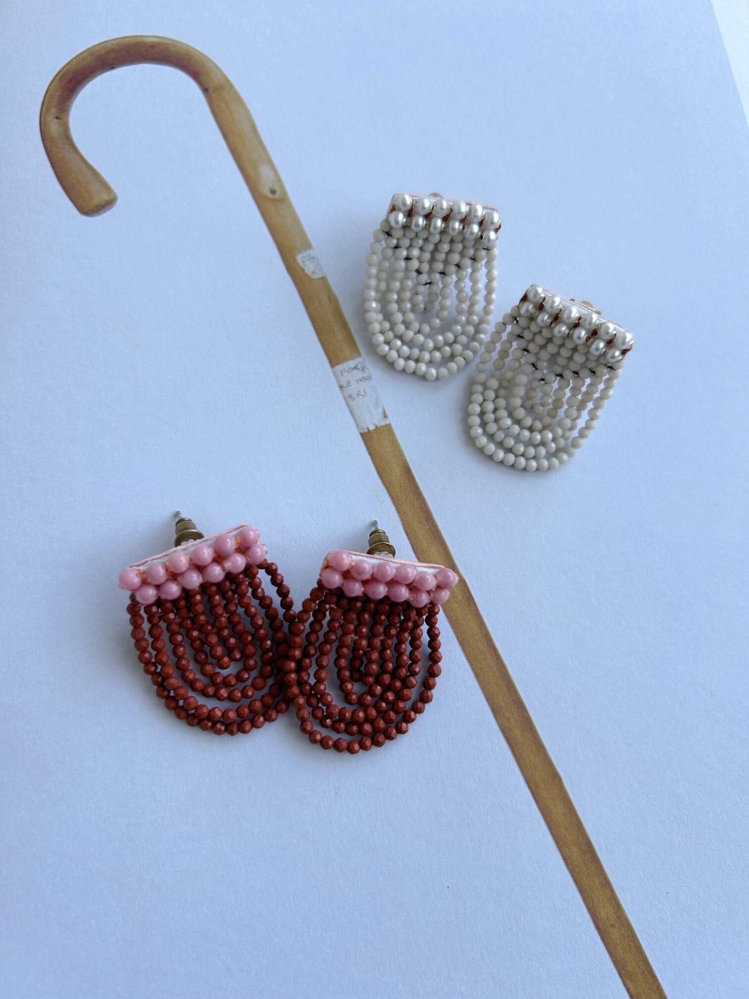 商品情報素材/材質本体表：ビーズ（ガラス等）、シルク　　本体裏：本革サイズ/寸法2.5 × 3.3　（cm）カラーWhite、Redお取り扱いについて・パーツの特性により、褪色しやすいアイテムです。・保管は直射日光やライトが直接当たらない場...