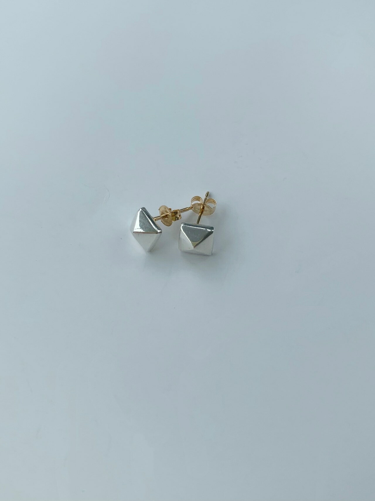 商品情報素材/材質モチーフ：シルバーピアス、キャッチ：K10 イエローゴールドサイズ/寸法直径：0.53　　(cm)付属品ブランド専用の箱または巾着と保証書付き注意モニター発色の具合により色合いが異なる場合がございます。ギフトギフトボックス...