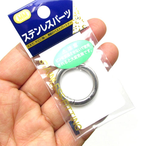 メーカー：水本品番：CCT-4品名：ピン止めチェーンキャッチ ステンレス 太さ4mmJANコード：4982970404902材質：ステンレス 画像内寸法の単位はミリです。 品番 CCT-4D 4L 20Weight (g) 7使用荷重 (k...