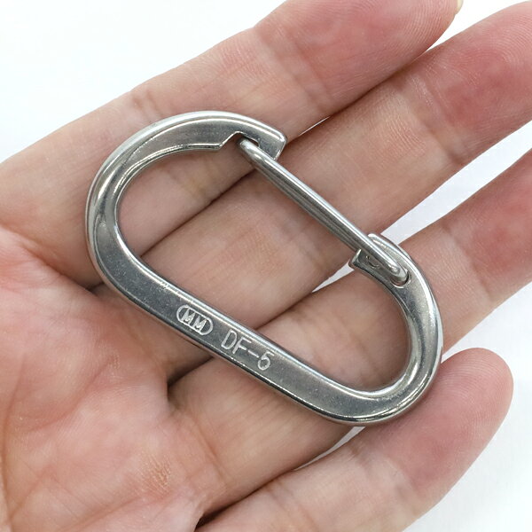 メーカー：水本品番：DF-5品名：Dフック ステンレス 全長52.5mmJANコード：4982970314737材質：ステンレス 画像内寸法の単位はミリです。 (mm) 品番 DF-5D1 5.4D2 5L 52.5W 30S 13R 5t...