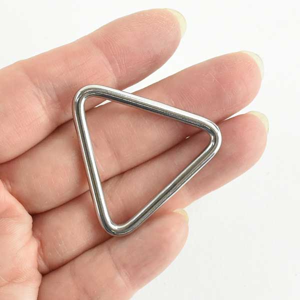メーカー：水本品番：RT-3-30品名：三角リンク ステンレス 太さ3mm 内幅30mmJANコード：4982970306824材質：ステンレス 画像内寸法の単位はミリです。 (mm) 品番 RT-3-30D 3A 30Weight(g) ...