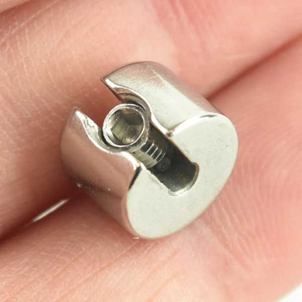 メーカー：水本品番：SCP-2品名：シングルクリップ ステンレス 直径10mm 捻径M4JANコード：4982970044788材質：ステンレス画像内寸法の単位はミリです品番 SCP-2D 10L 8A 2.3捻径 M-4レンチサイズ 2適...