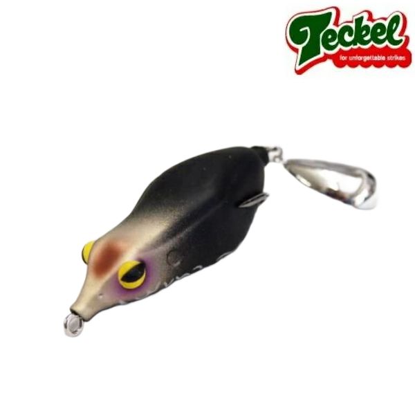 ラトルチャンバーテール搭載のTeckelフロッグ！！！ 特徴的なラトルチャンバーテールは、スローリトリーブでは左右にスイング。 レギュラーリトリーブでは回転し大きな引き波を発生させます。 トゥイッチしながらのリトリーブでは、ウェイクベイトの...