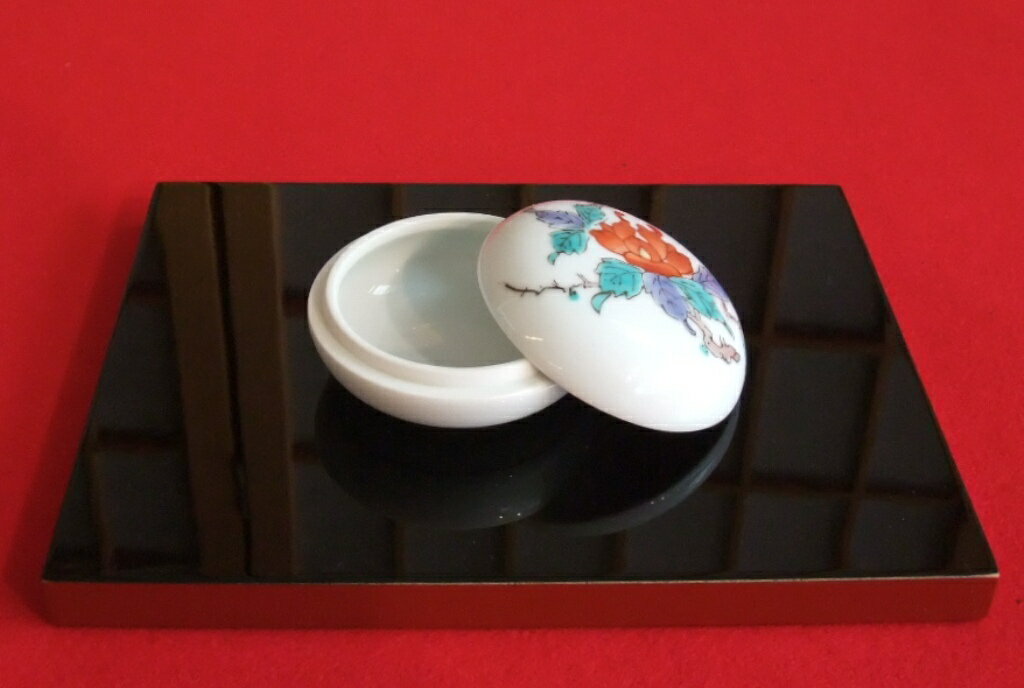 ▼関連商品はこちら！▼ 有田焼 サイズ 幅63×高さ35×奥行63mm 重　量 約75g サイズ（外箱） 約94×96×67mm 総重量 約150g その他 匂うばかりの赤い牡丹が気品にあふれています ＊敷き台は別売りです。▼関連商品はこちら！▼