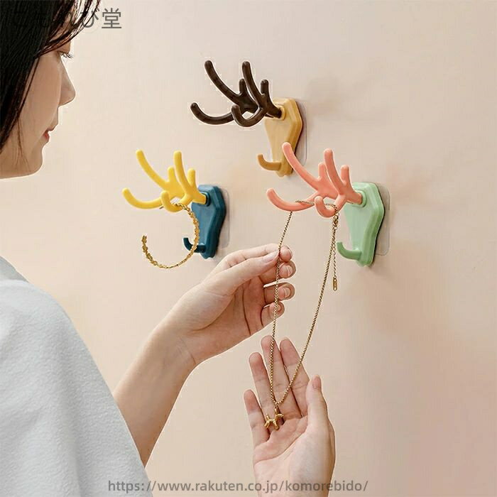 ◆商品名：枝角フック 壁掛けフック キッチンフック 【寸法】 展開の寸法：7.3/5.3/8.5cm 重量:35g 材質：ABS 内容：多機能壁掛けフック*3個。 【 広く適用範囲・違和感なし 】タオル掛け、洋服掛け、コート掛けとしてはもち...
