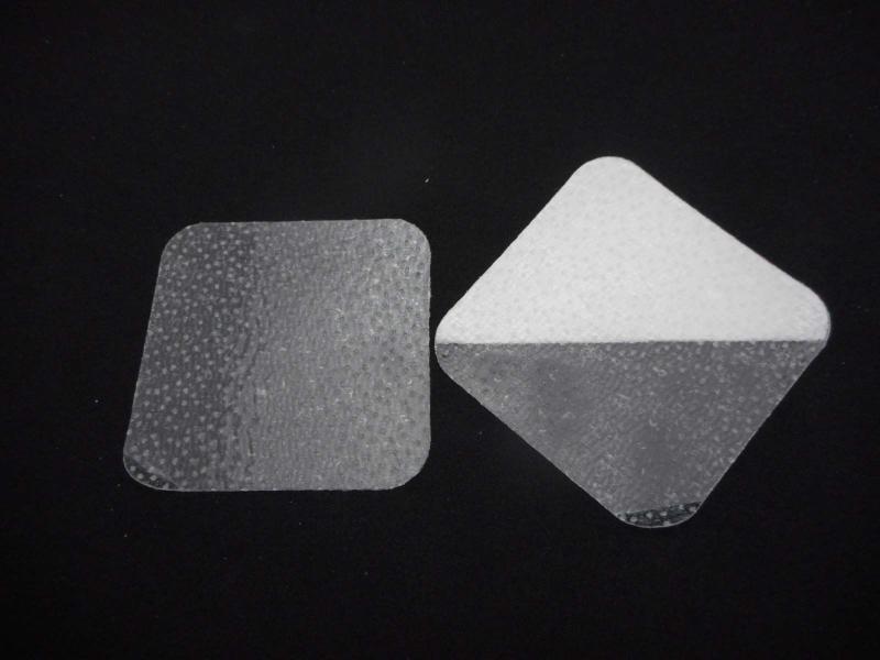 日東エルマテリアル 透明ノンスリップテープLS 70mm×70mm (10枚入り)原産国:日本屋外平滑面のさまざまな下地に貼る事ができます。すぐれた耐久性により、滑り止め効果が長く持続します。意匠性を損ないたくない場所に最適です。水や油がか...