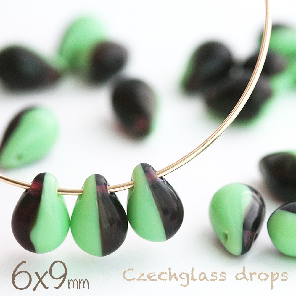 ぽってりとしたフォルムが可愛いドロップ型のチェコガラスビーズです。ピアスやネックレス等アクセサリーや小物作りにおすすめです。 サイズ：約9×6mm 販売単位：約20個 生産国：チェコ共和国 ご返品について：不良品以外のご返品・ご交換は承って...