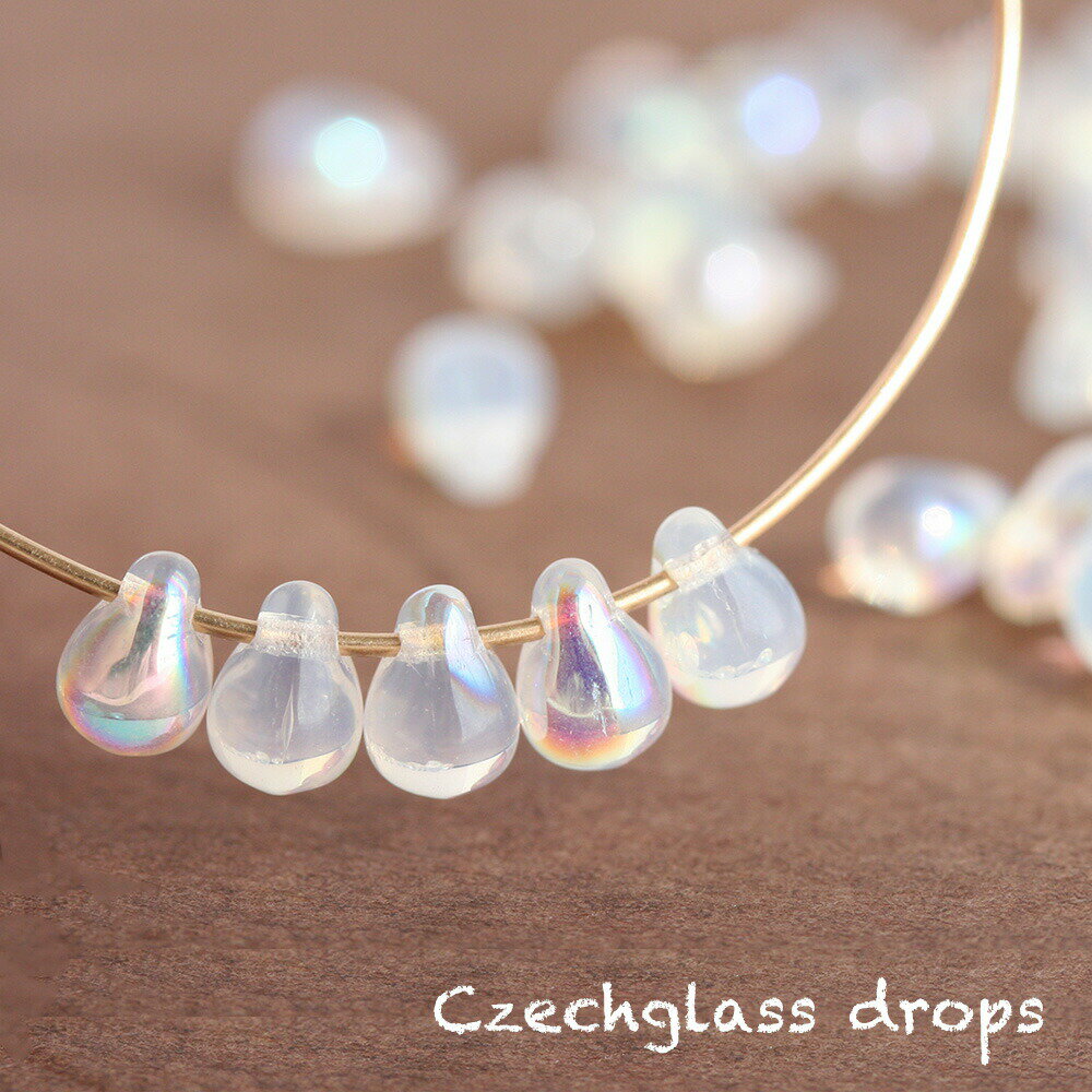 ぽってりとしたフォルムが可愛いドロップ型のチェコガラスビーズです。ピアスやネックレス等アクセサリーや小物作りにおすすめです。 サイズ：約4×6mm 販売単位：約30個 ※不良品を考慮し少し多めにお入れしています。 生産国：チェコ共和国 ご返...