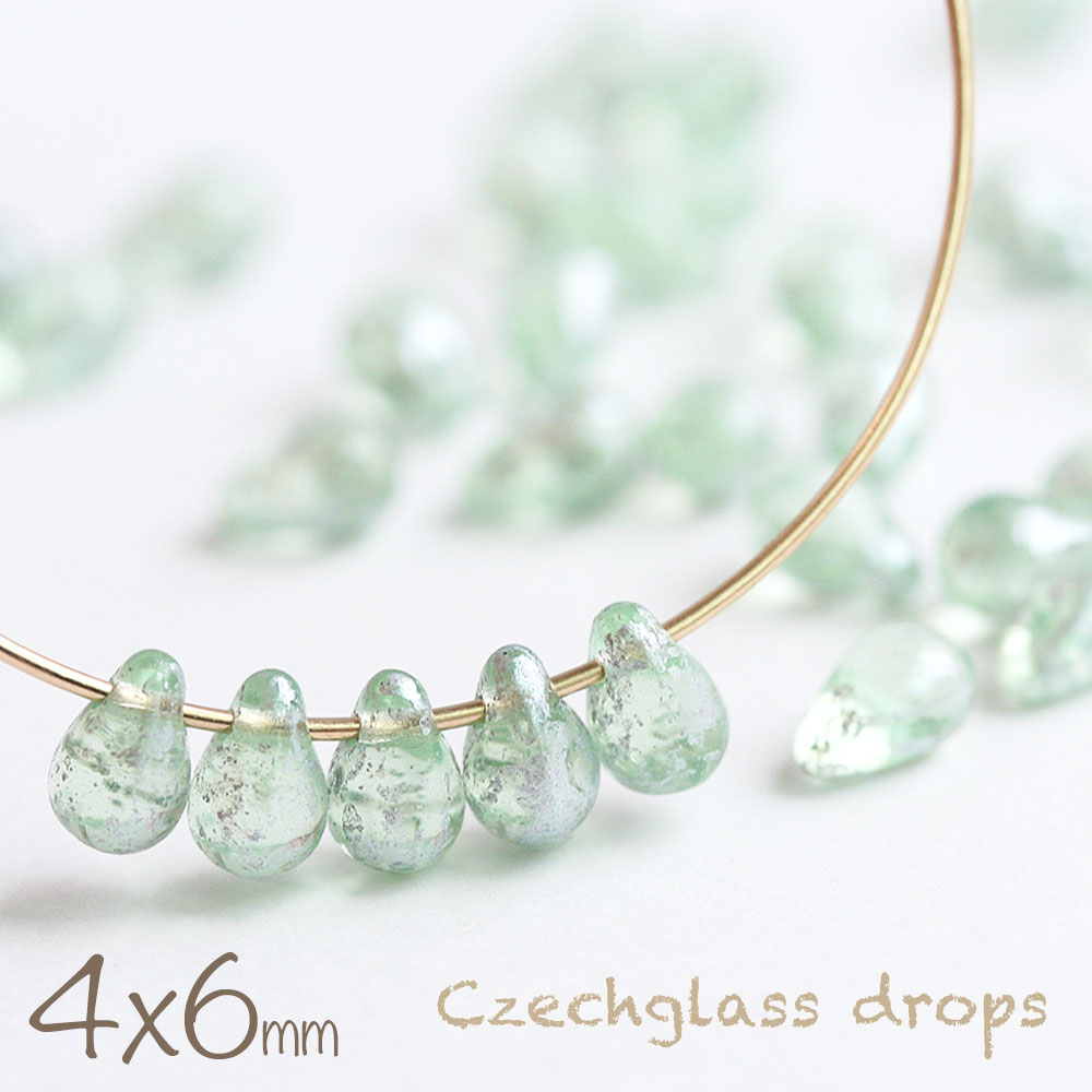 ぽってりとしたフォルムが可愛いドロップ型のチェコガラスビーズです。ピアスやネックレス等アクセサリーや小物作りにおすすめです。 サイズ：約4×6mm 販売単位：約30個 生産国：チェコ共和国 ご返品について：不良品以外のご返品・ご交換は承って...